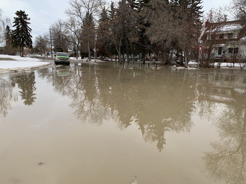 ‘Water everywhere’: Crews respond to water main break in central Edmonton