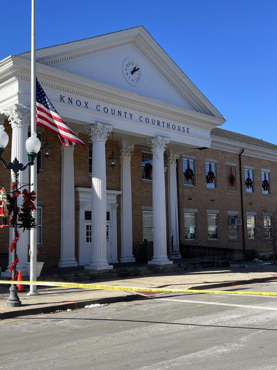 17-year-old dead after crashing into Knox County Courthouse