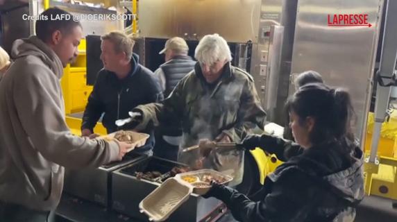 Il comico Jay Leno serve il cibo ai Vigili del fuoco in servizio per ...