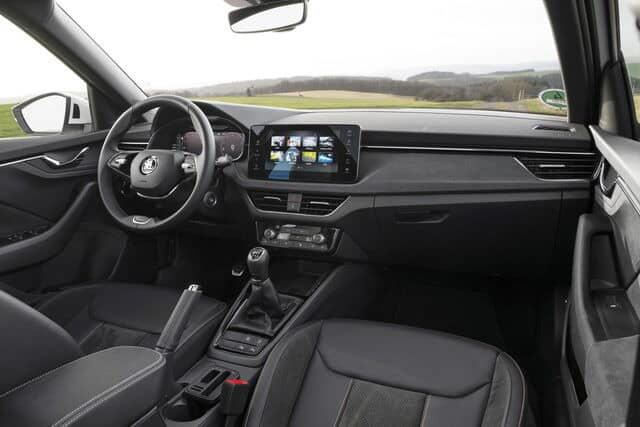 Skoda Kamiq 2025: prezzo, foto, dimensioni, interni