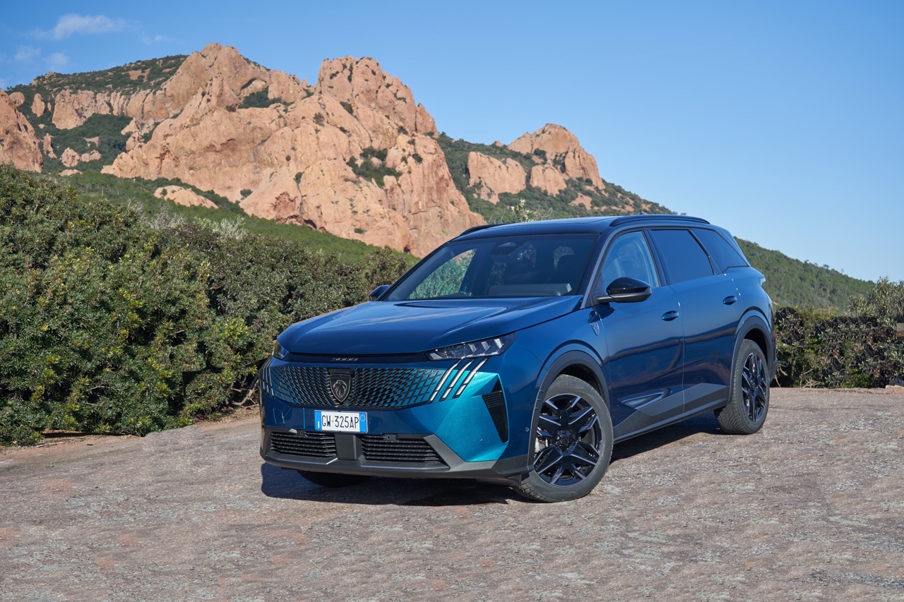 Peugeot 5008: l’ibrida da 7 posti sulle strade della Costa Azzurra [FOTO]
