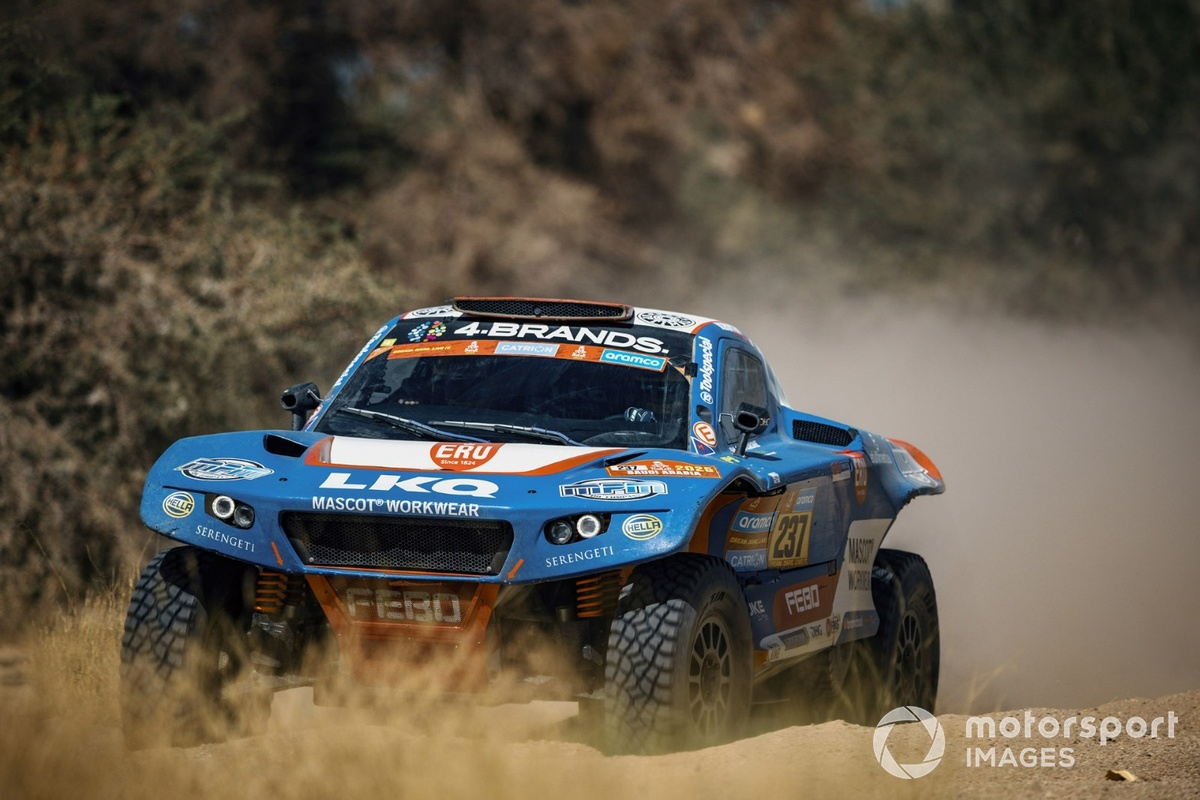 Tim en Tom Coronel genieten ondanks problemen van 'echte Dakar-proef'