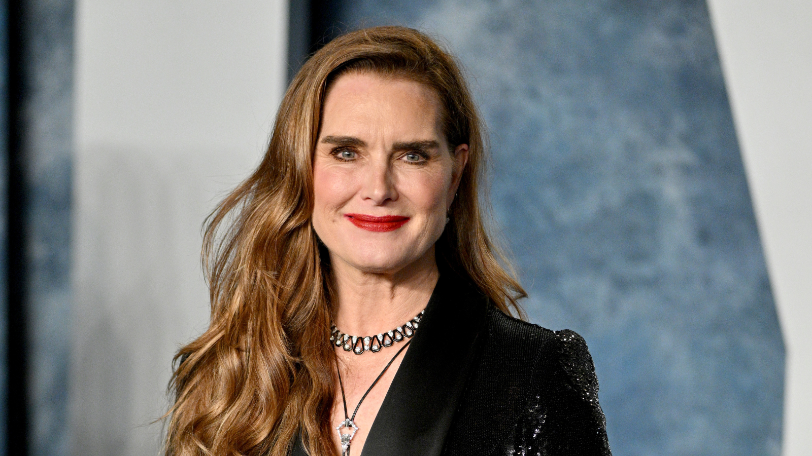 Brooke Shields' 'outdated' living room color was a staple in the '80s ...
