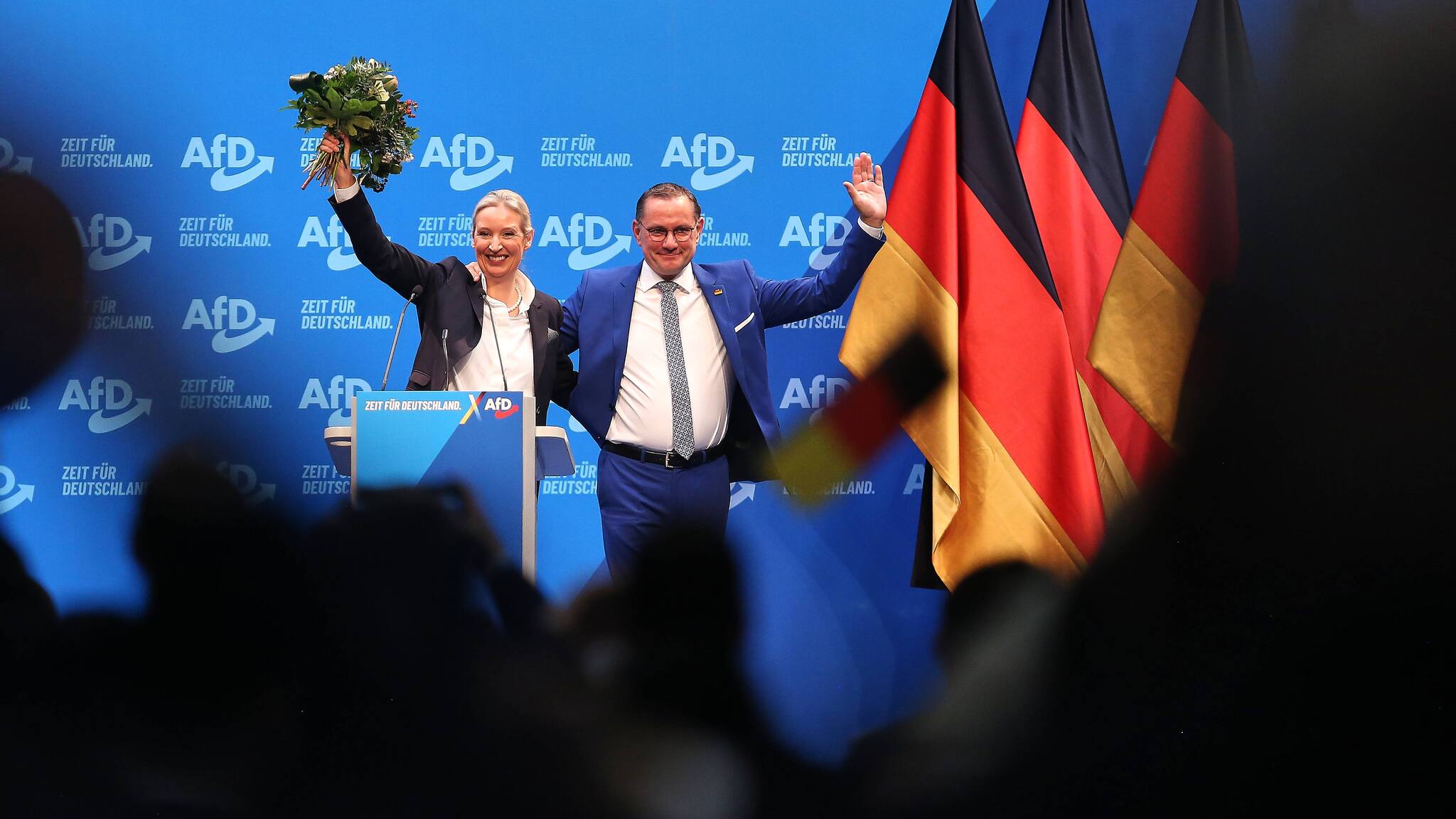 NPD und NSDAP als Vorbild: Ist das AfD-„Abschiebeticket“ volksverhetzend?