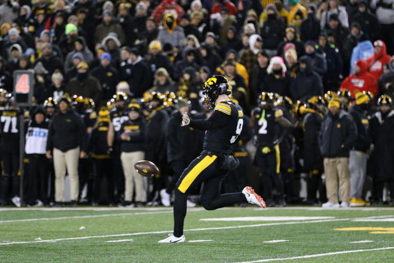 Rhys Dakin Named Freshman All-American