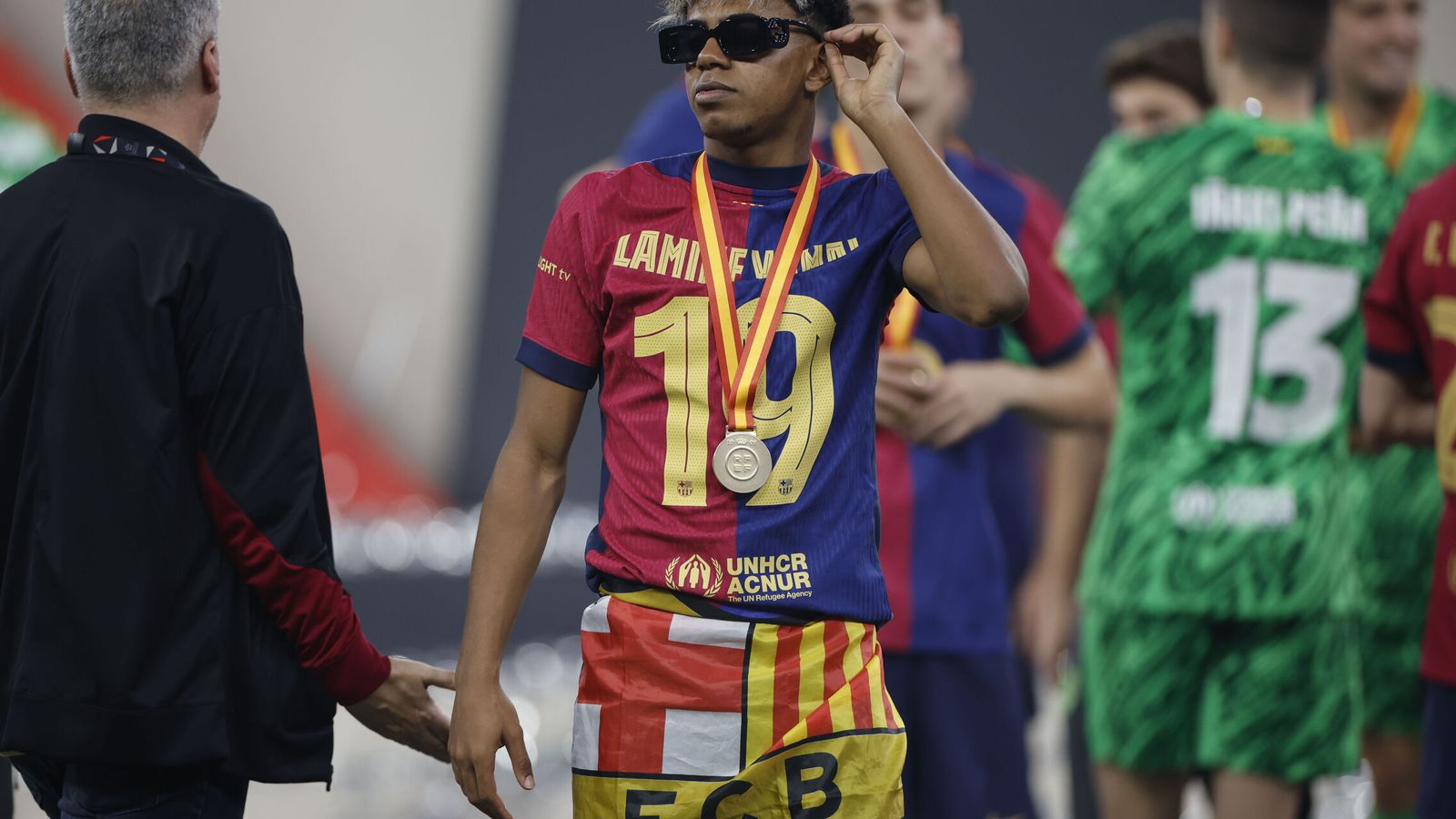 El curioso (y carísimo) outfit de Lamine Yamal durante la celebración ...