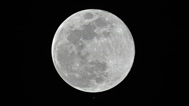 Mars hides behind the Full Wolf Moon in gorgeous photos from around the ...