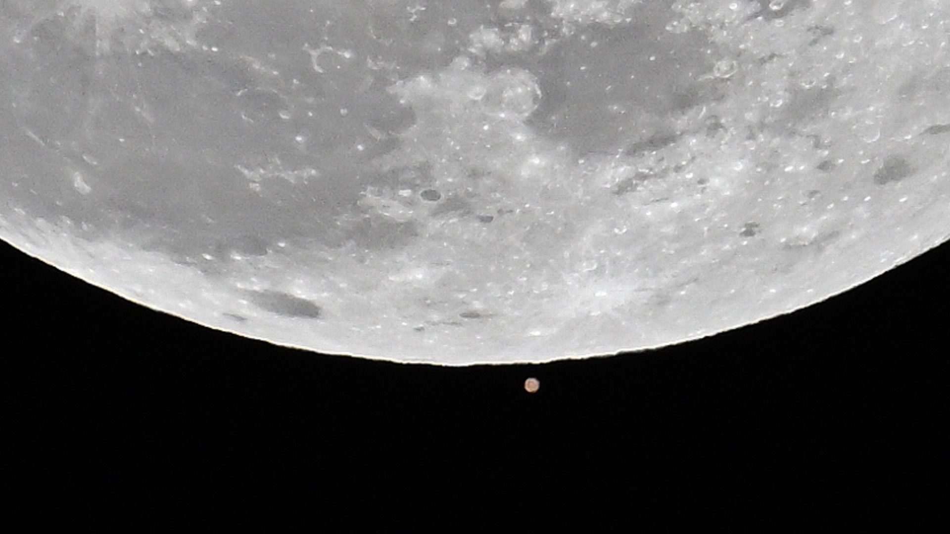 Mars hides behind the Full Wolf Moon in gorgeous photos from around the ...