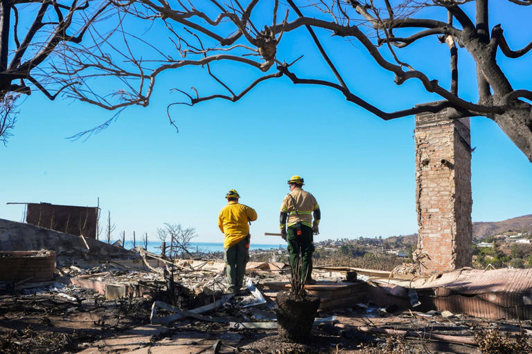 Warnings of 'fast-moving fire' after Los Angeles gets brief wind ...