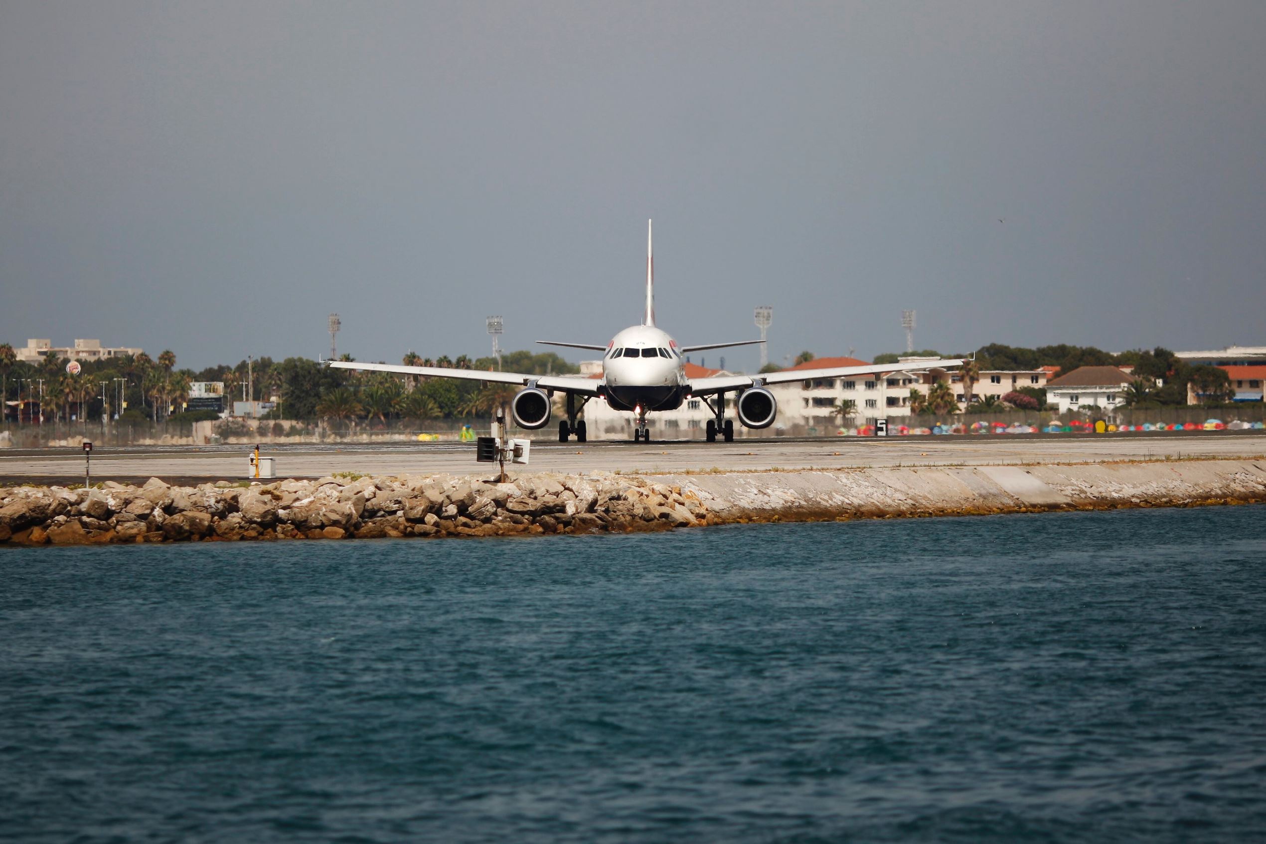 world's 15 most scenic airport runways..! - Jetline Marvel