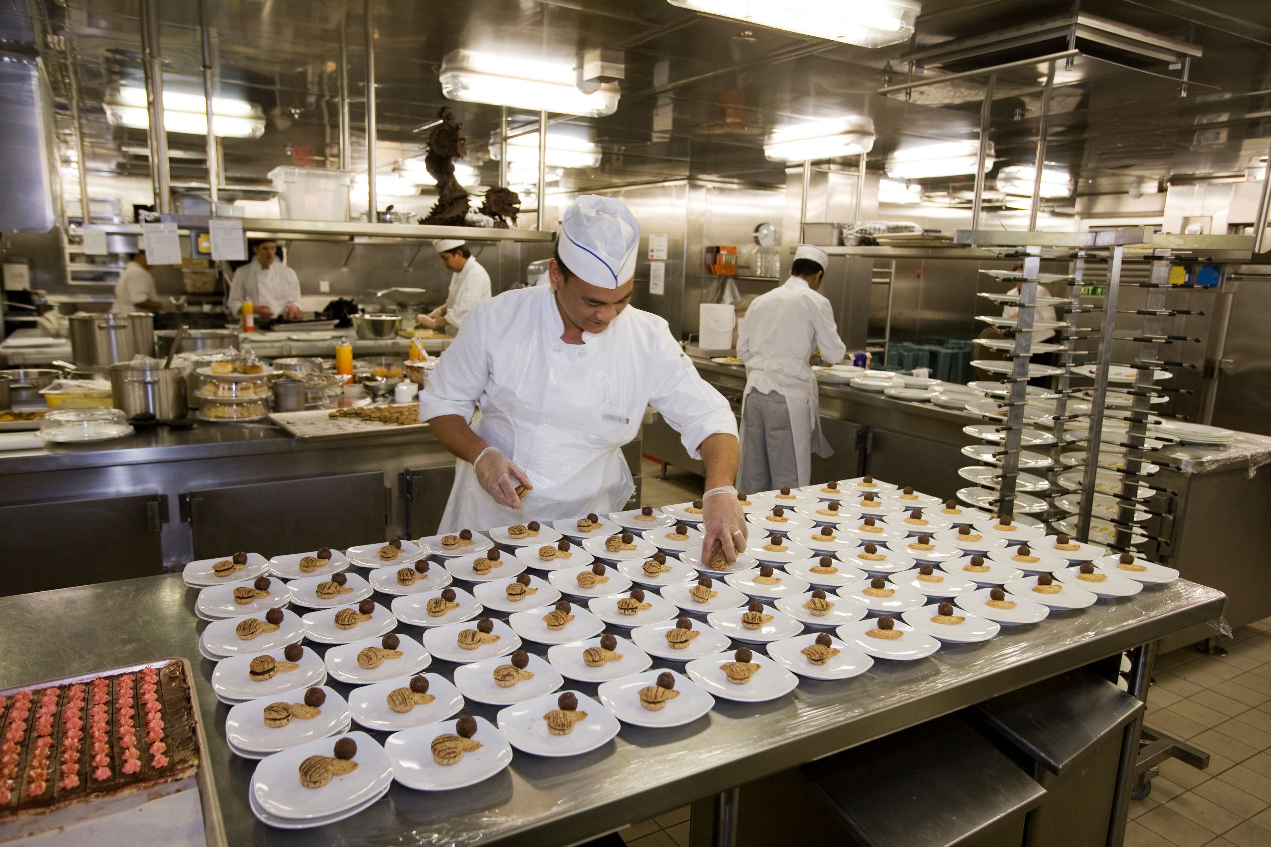 14 Behind-the-Scenes secrets of cruise ship workers – CruiseExpertBob